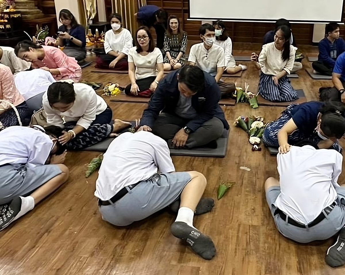 Prostration in Thailand: A Buddhist History & Tradition